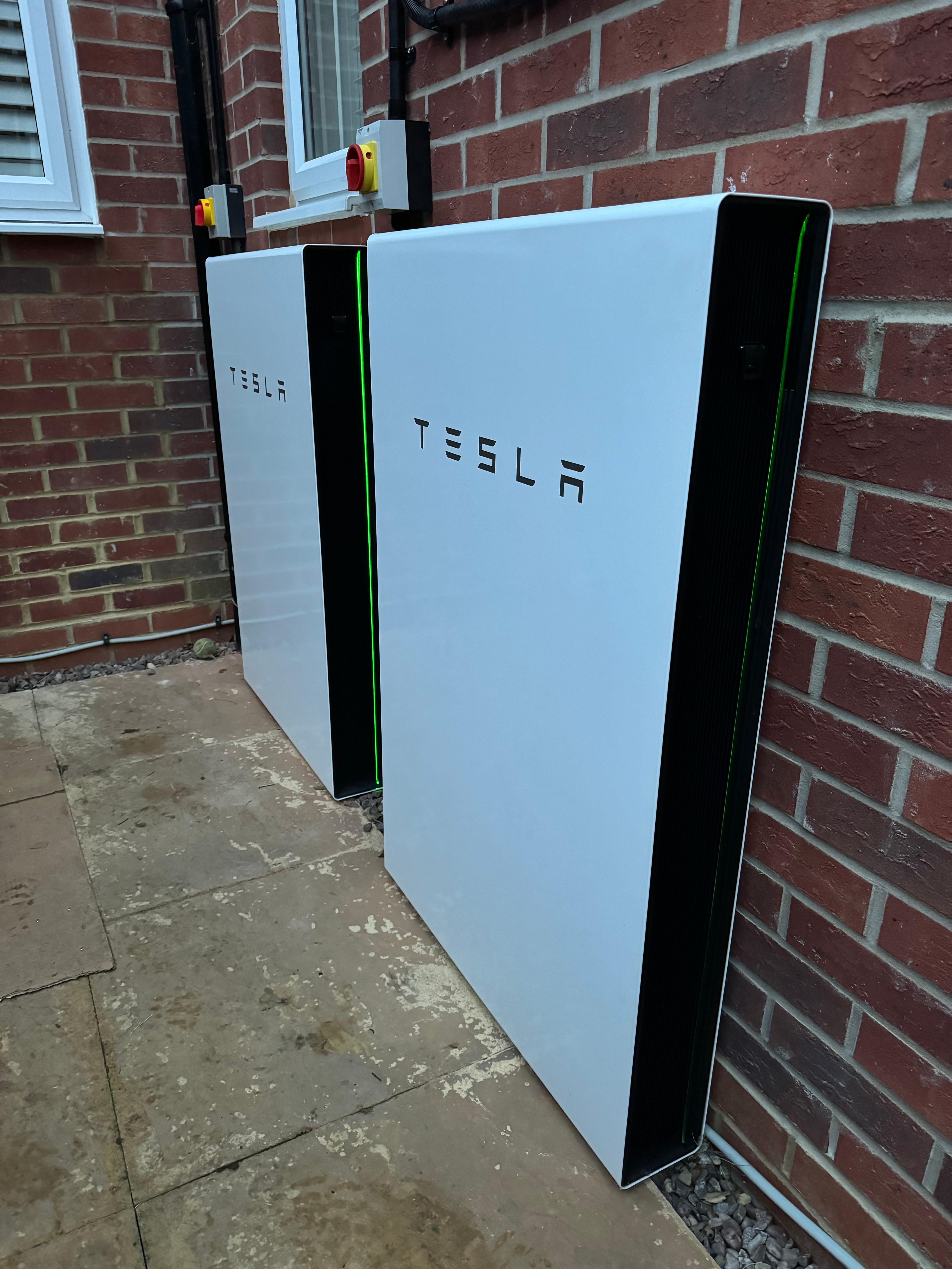 Comparing the Tesla Powerwall vs Solar Panels: Which should you go for ...